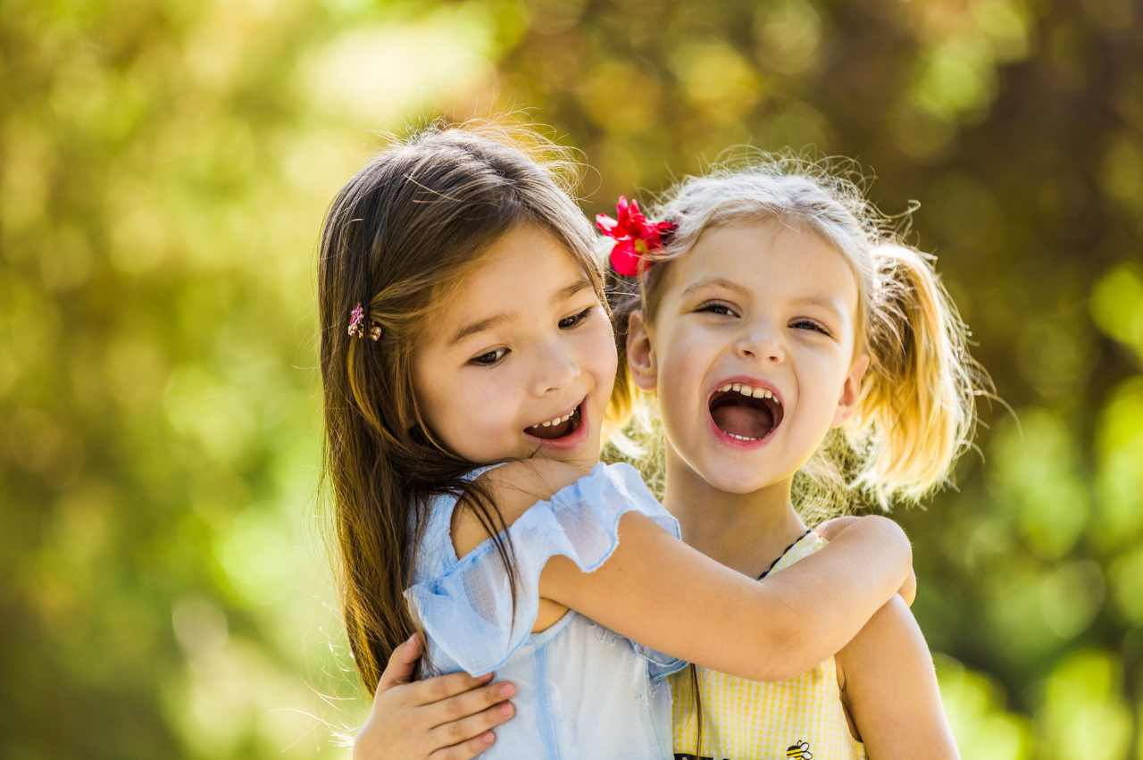 Hvordan hjelpe barn å få venner (Slik får barnet venner!)
